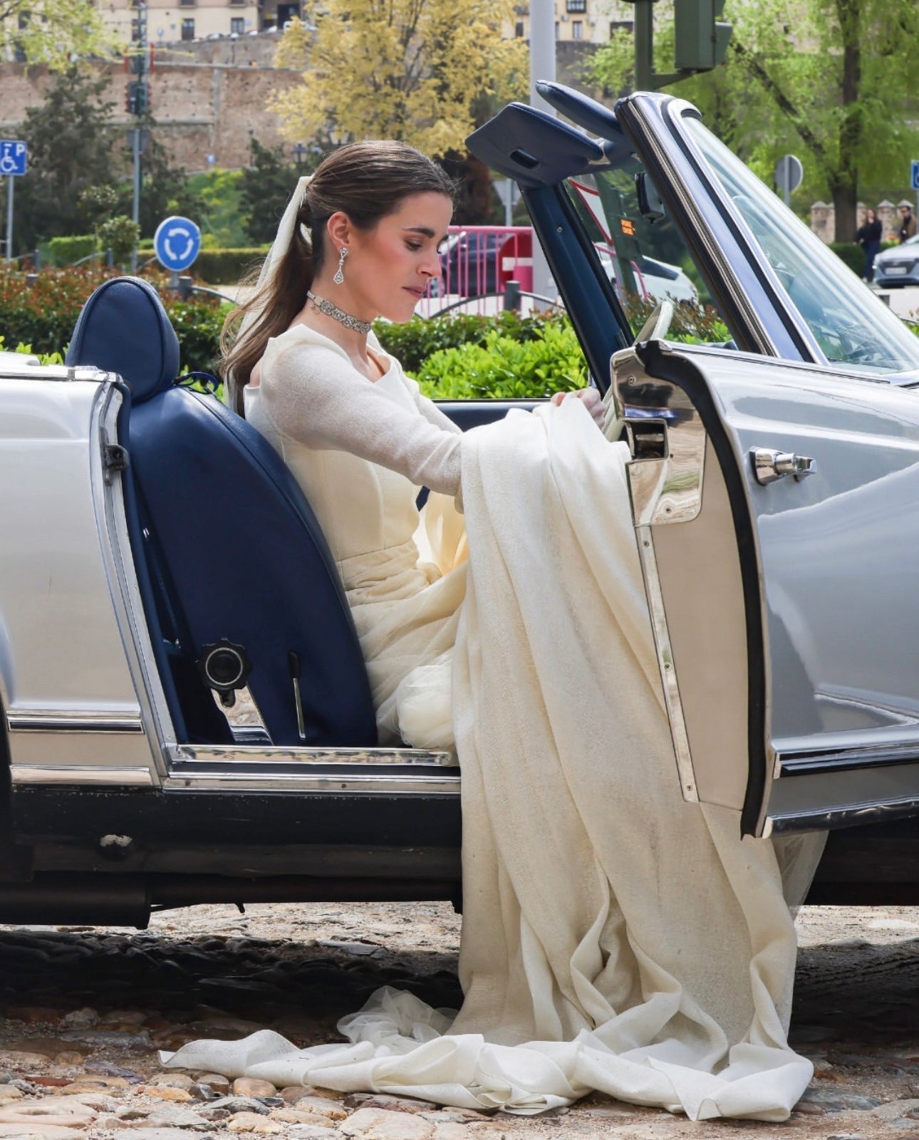 Marta, une mariée classique avec un tour de cou et un bouquet de tourn ...