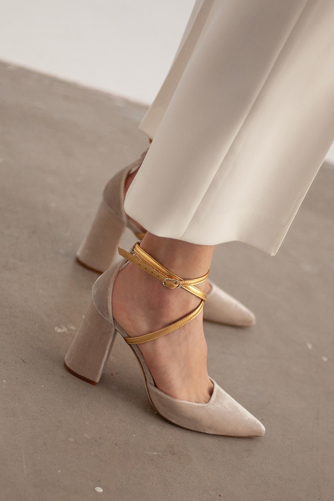 flordeasoka | GRETA 9 TALC |Pointed velvet shoe with golden straps.